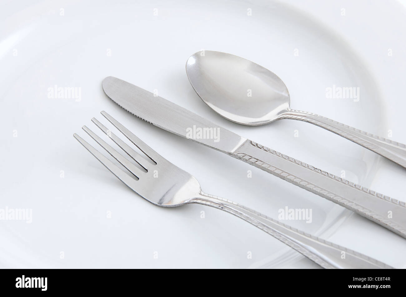 Dinner ware and white plate setting Stock Photo - Alamy