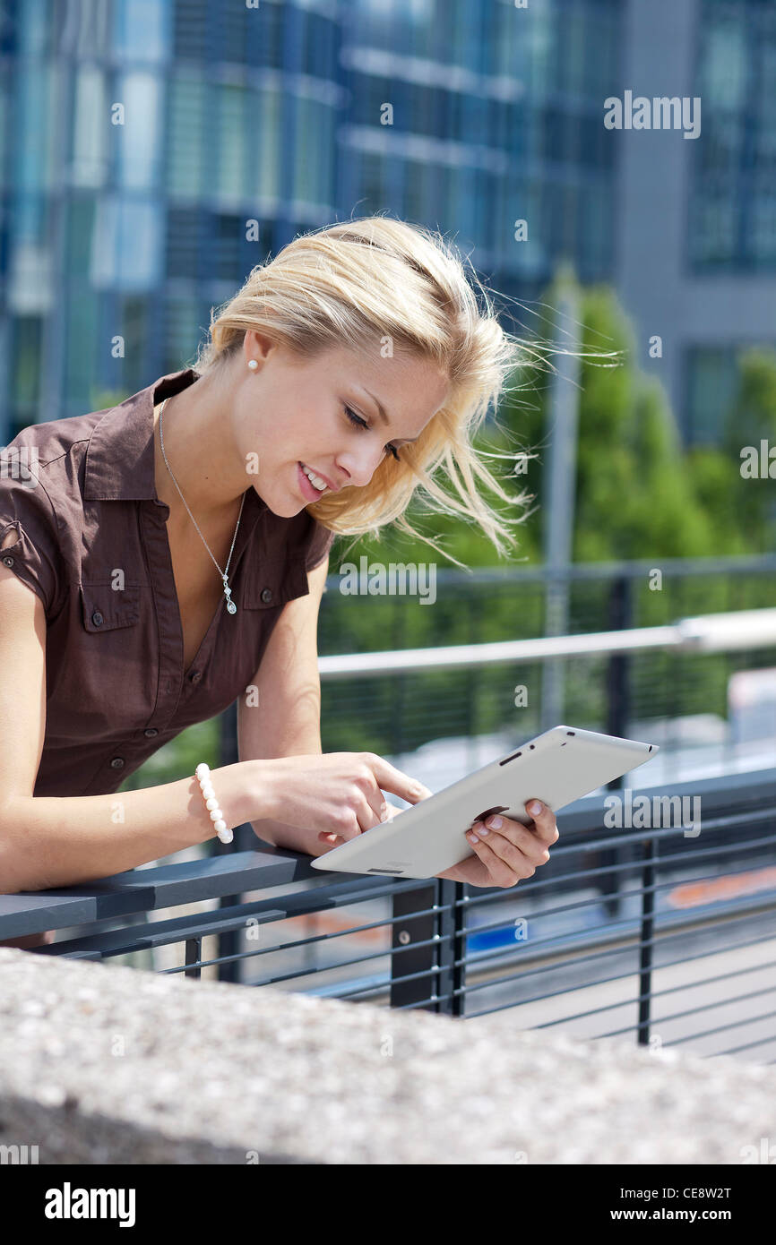 Young woman ipad Stock Photo - Alamy