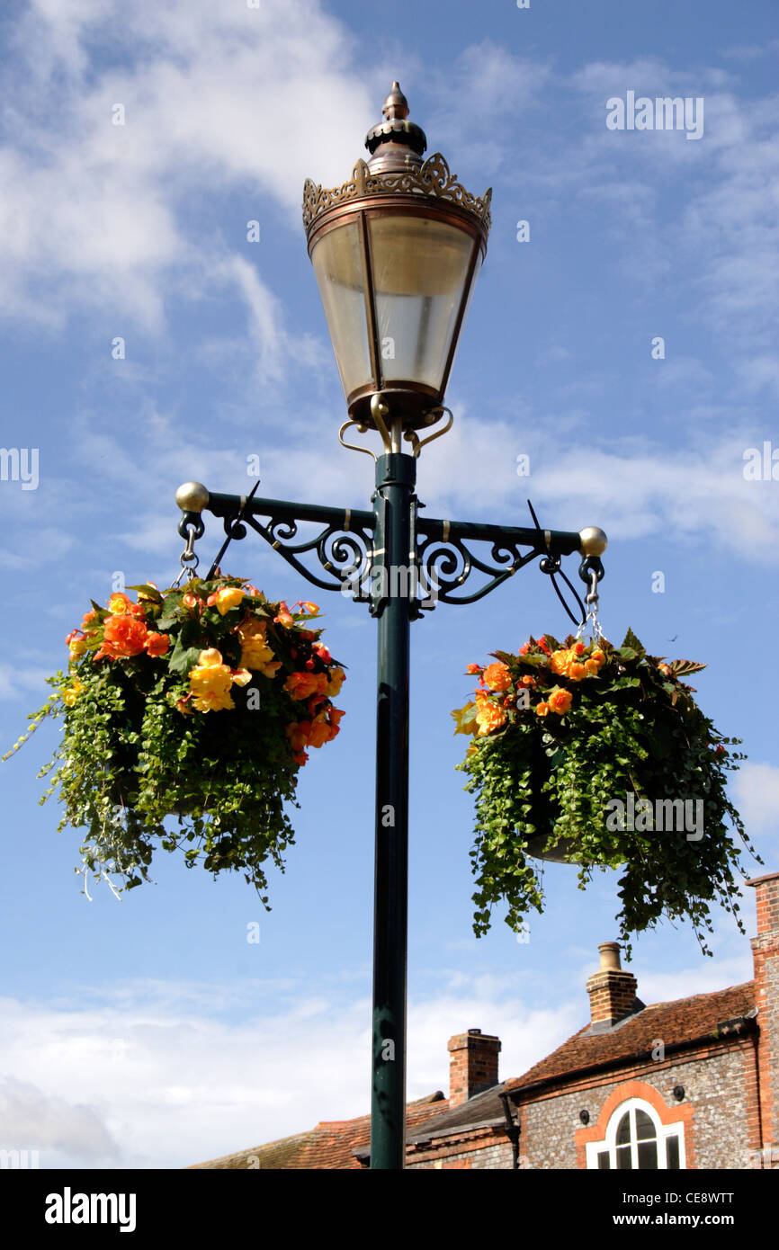 Lamp post hanging flower basket hi-res stock photography and images - Alamy