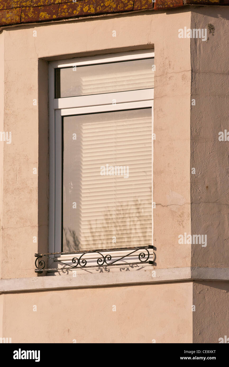 Windows shut uk hi-res stock photography and images - Alamy