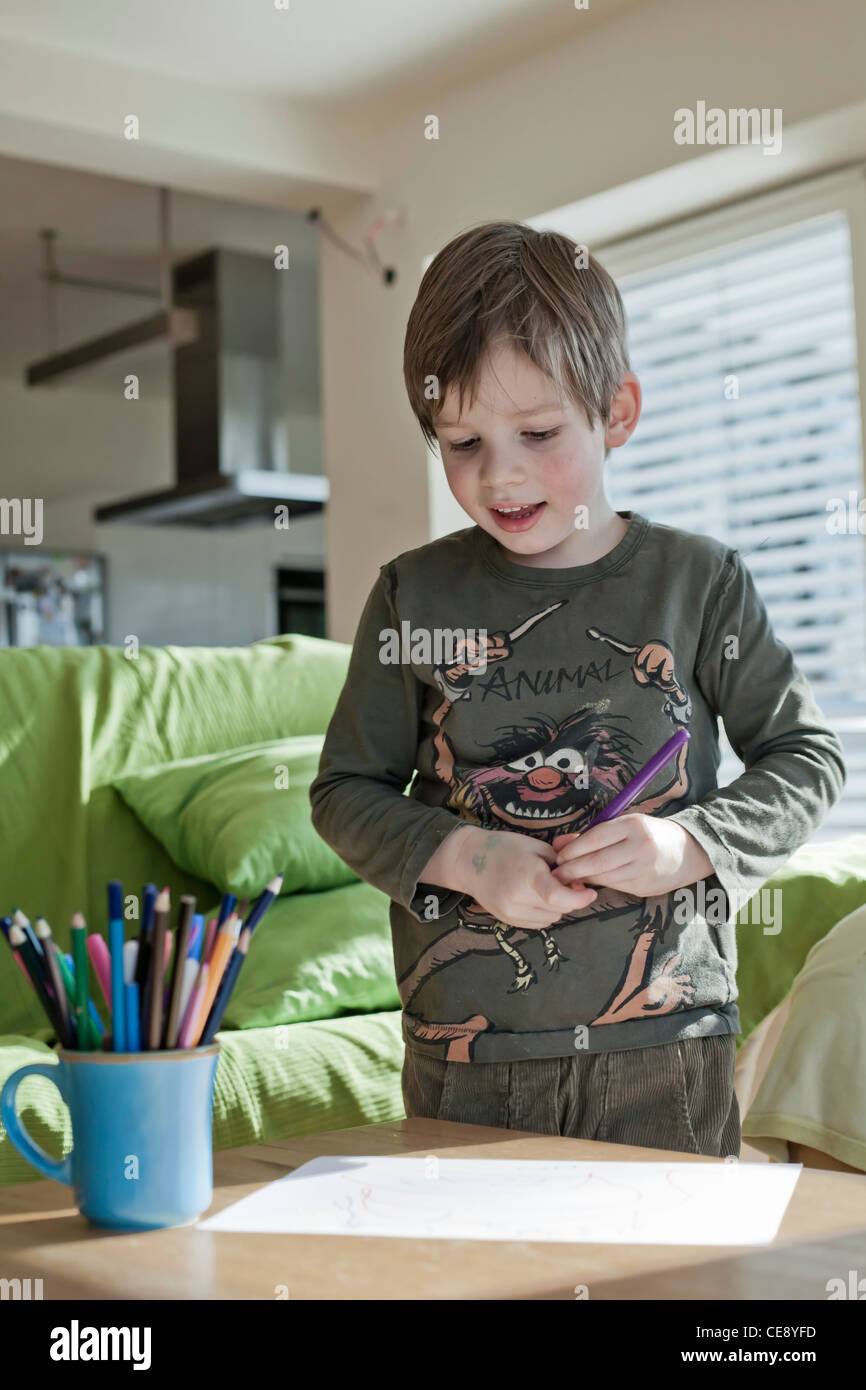 Boy drawing house hi-res stock photography and images - Alamy
