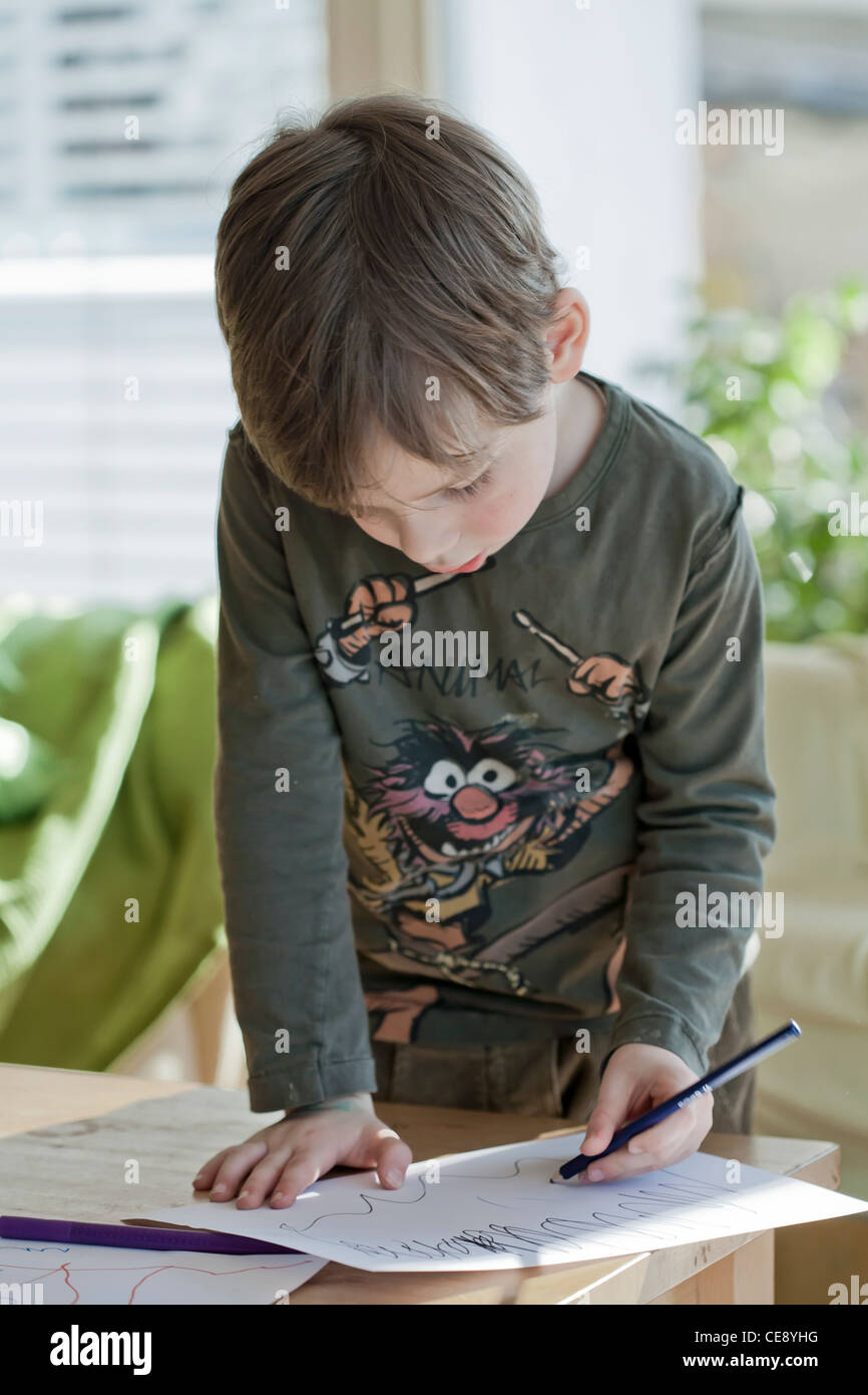 Boy drawing house hi-res stock photography and images - Alamy