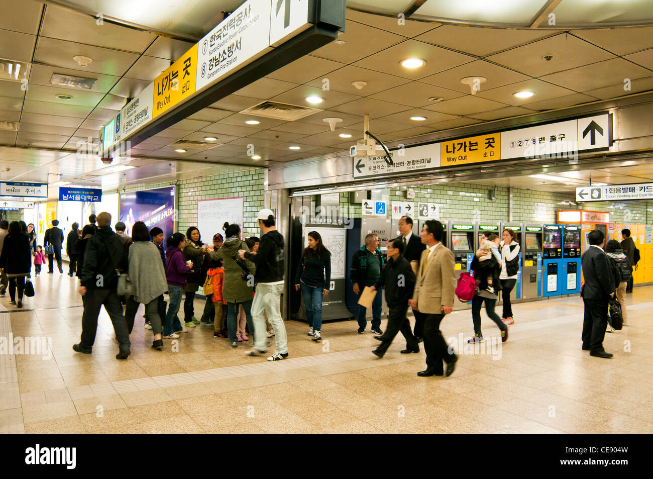 Busy modern underground subway station in Seoul, Korea Stock Photo - Alamy