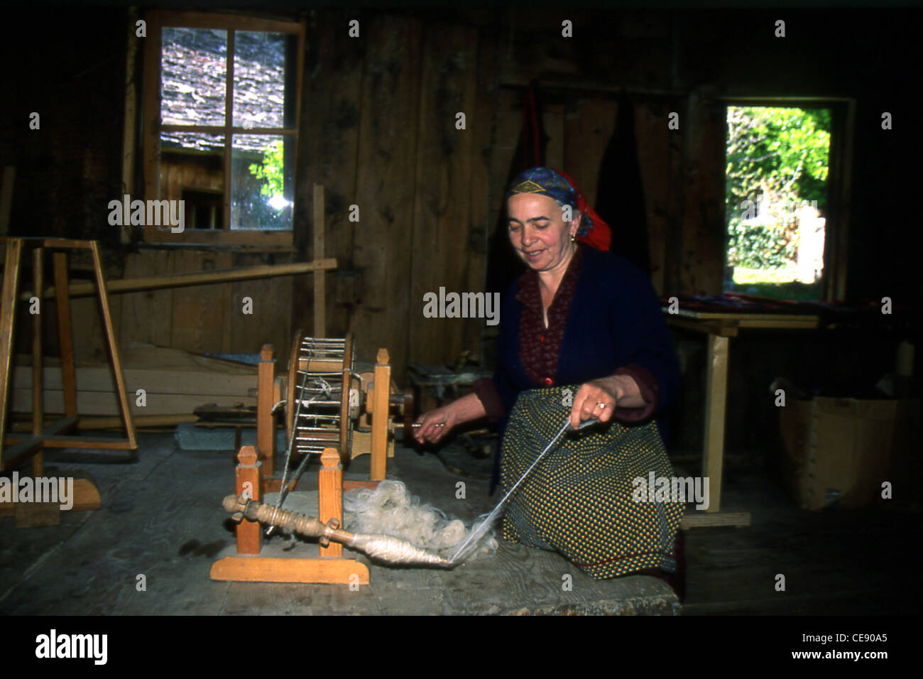 Spinning wheel old lady hi-res stock photography and images - Alamy