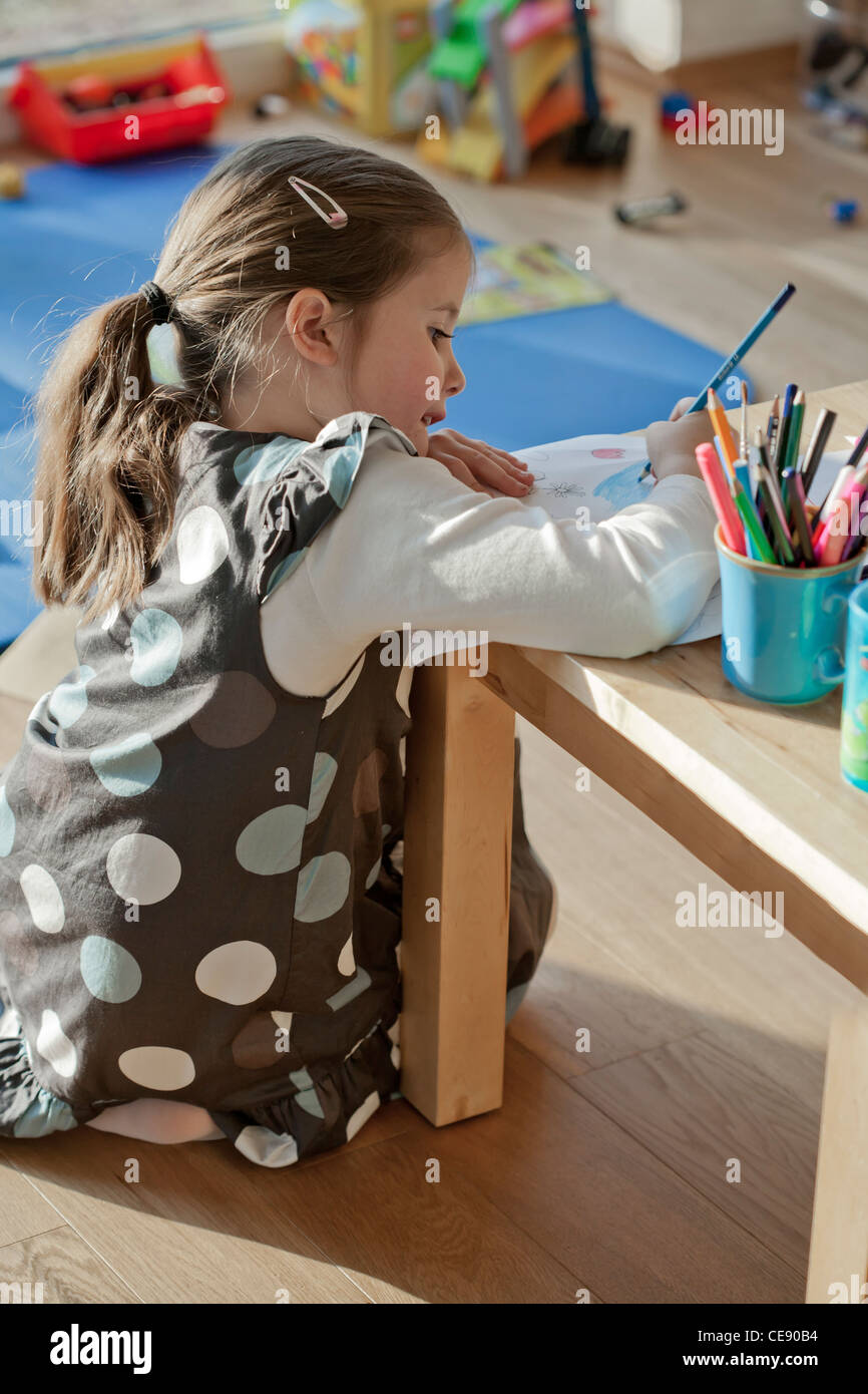 Girl drawing on paper Stock Photo - Alamy