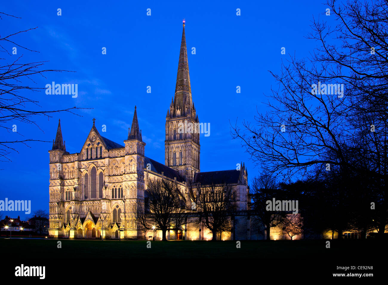 The floodlit west front and spire of medieval Salisbury Cathedral ...
