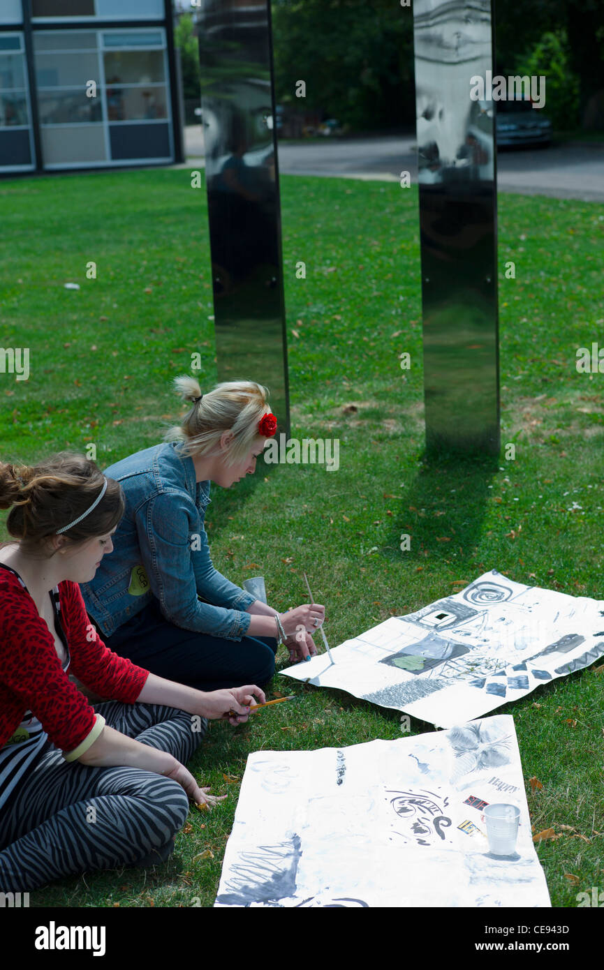 Students attending a Summer School to improve there drawing skills ...