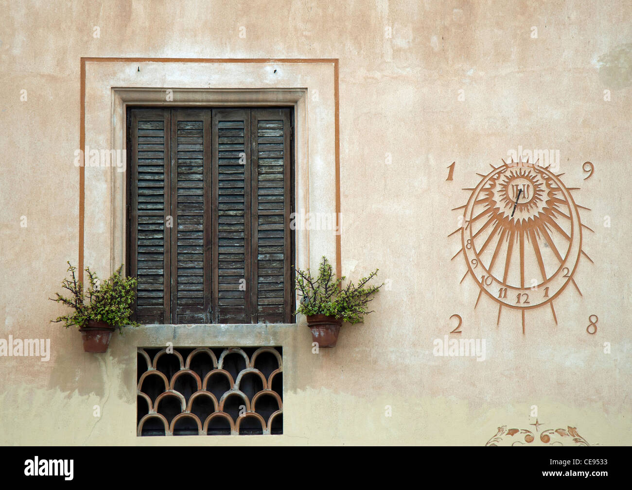 Sundial house hi-res stock photography and images - Alamy