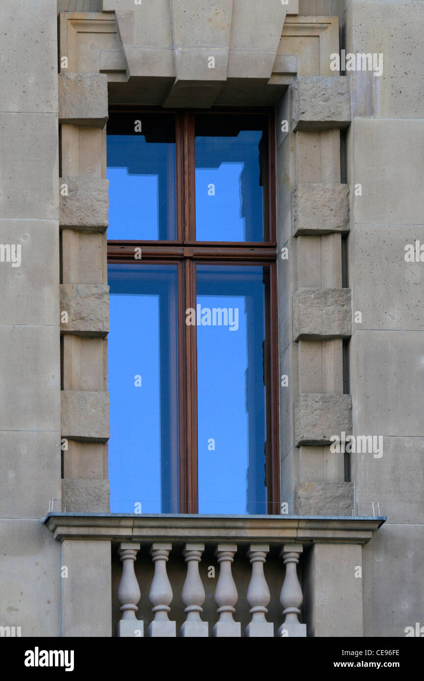 Window parapet hi-res stock photography and images - Alamy