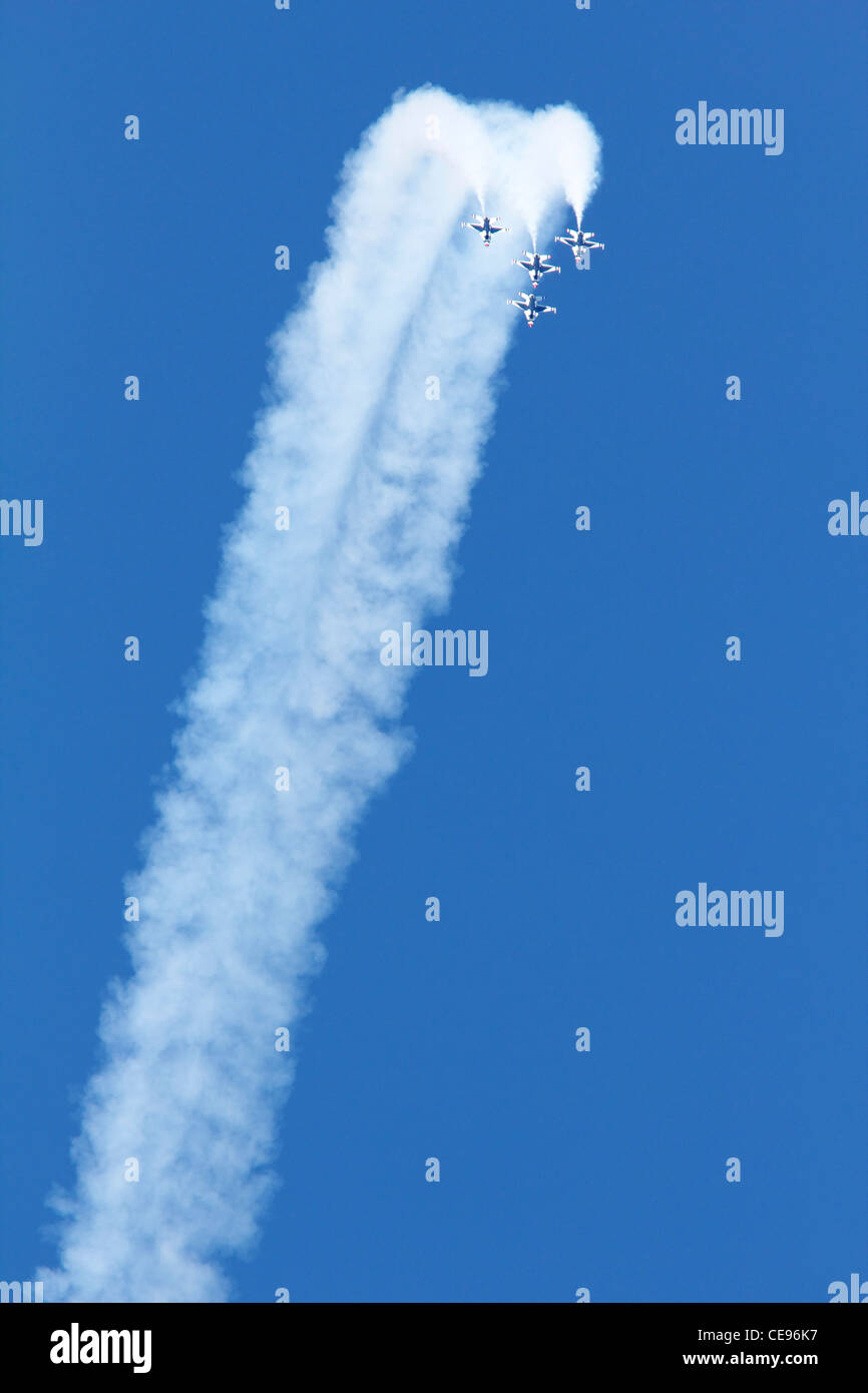 U.S. Air Force Thunderbirds F16 Fighting Falcons performing loop Stock ...