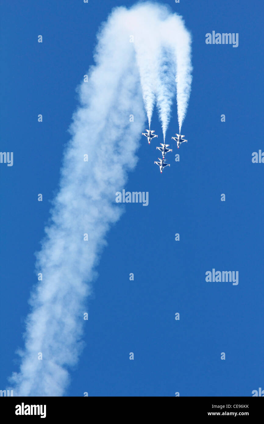 U.S. Air Force Thunderbirds F16 Fighting Falcons performing loop Stock ...