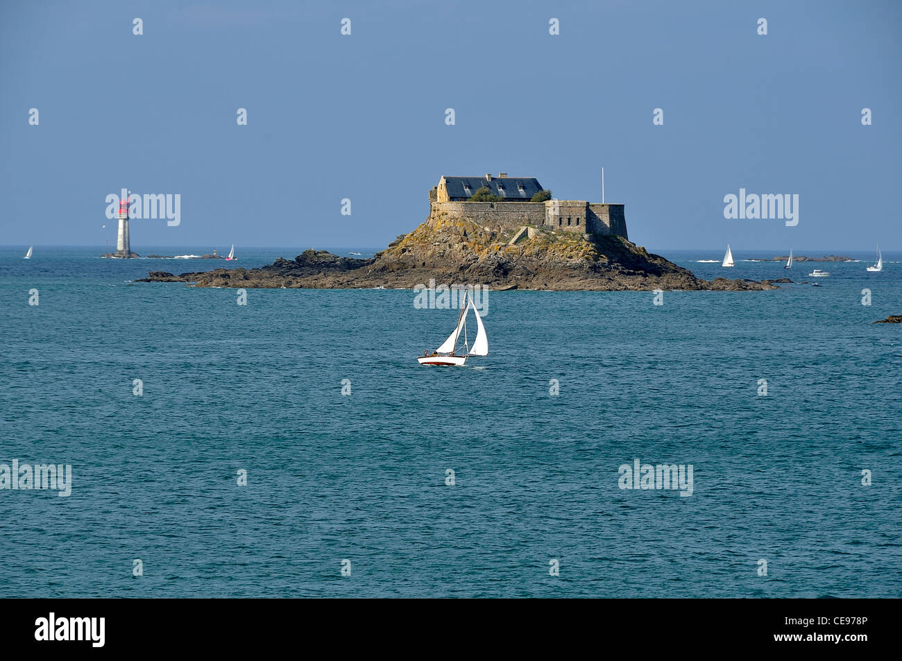 harbour-island-and-fort-bay-of-st-malo-dinard-brittany-france-stock