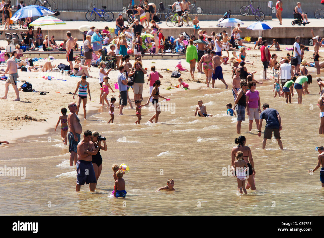 Crowded Oak Street Beach Chicago Stock Photo - Alamy
