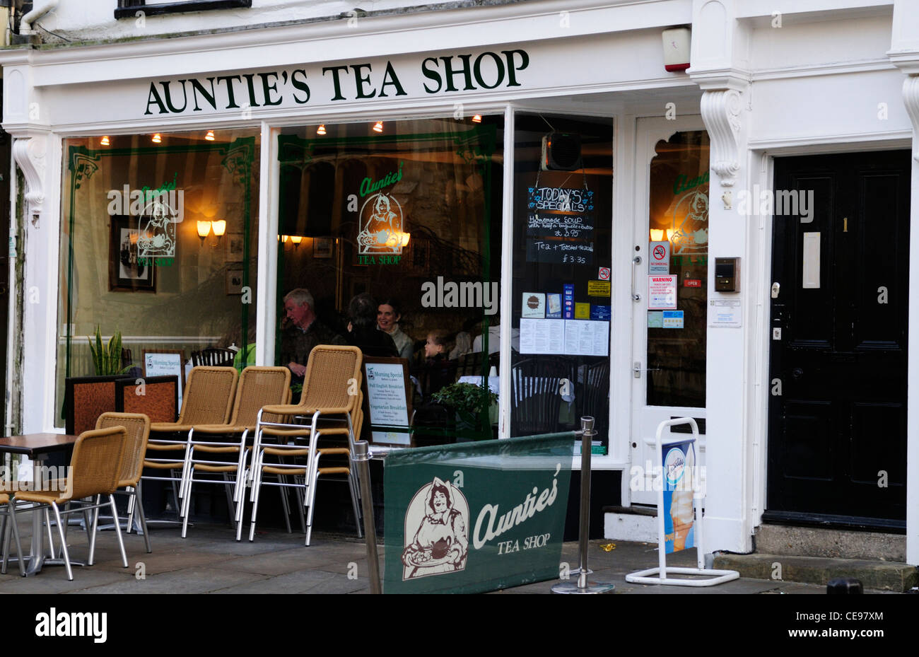 Aunties hi-res stock photography and images - Alamy