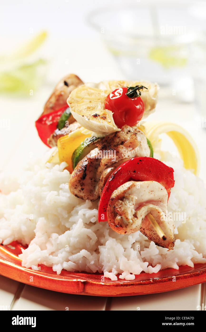 Chicken shish kebab on bed of white rice Stock Photo - Alamy