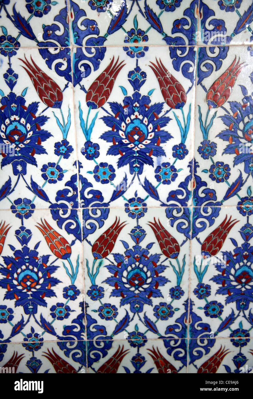 Floral tiles hi-res stock photography and images - Alamy