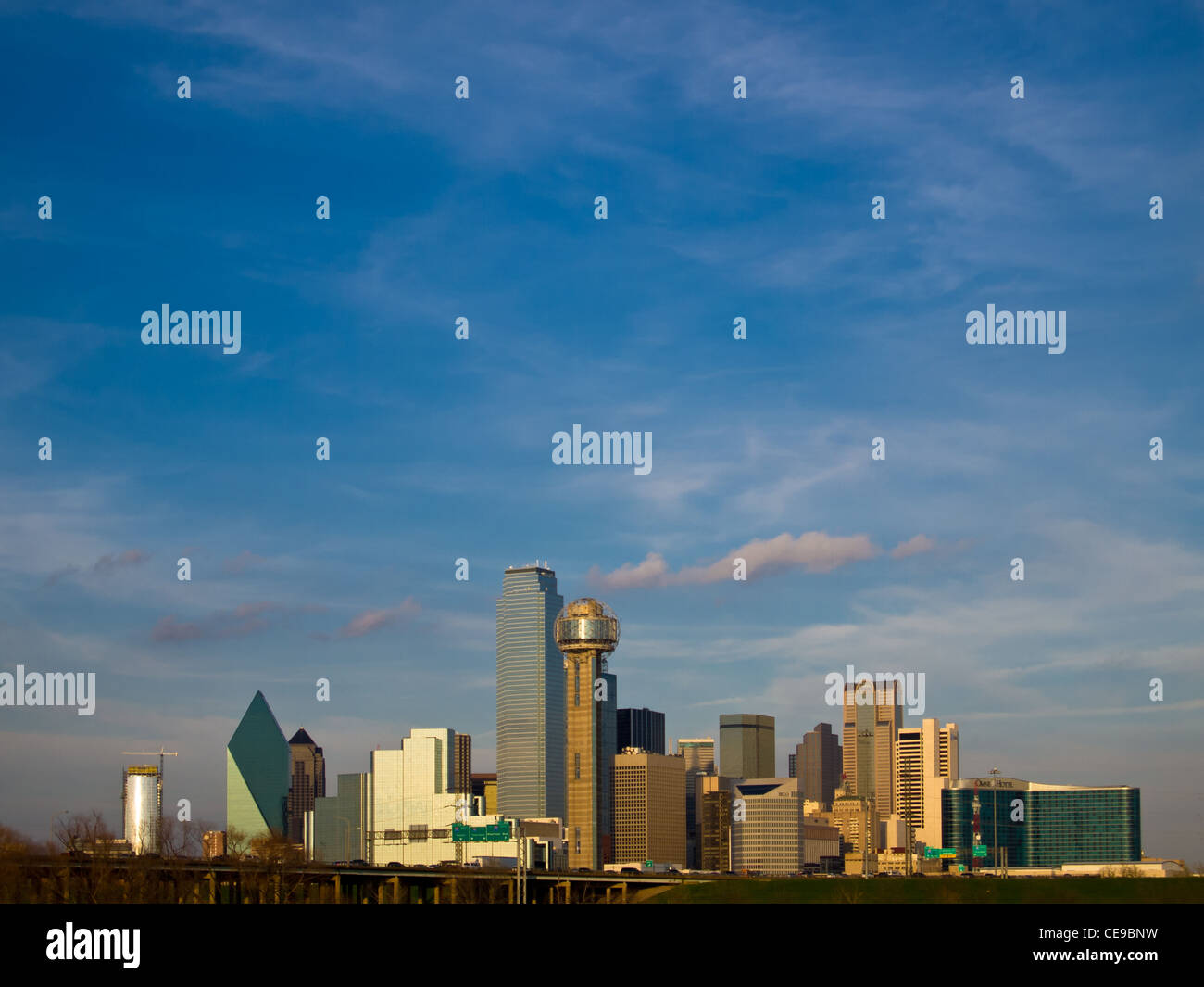 Dallas skyline hi-res stock photography and images - Alamy
