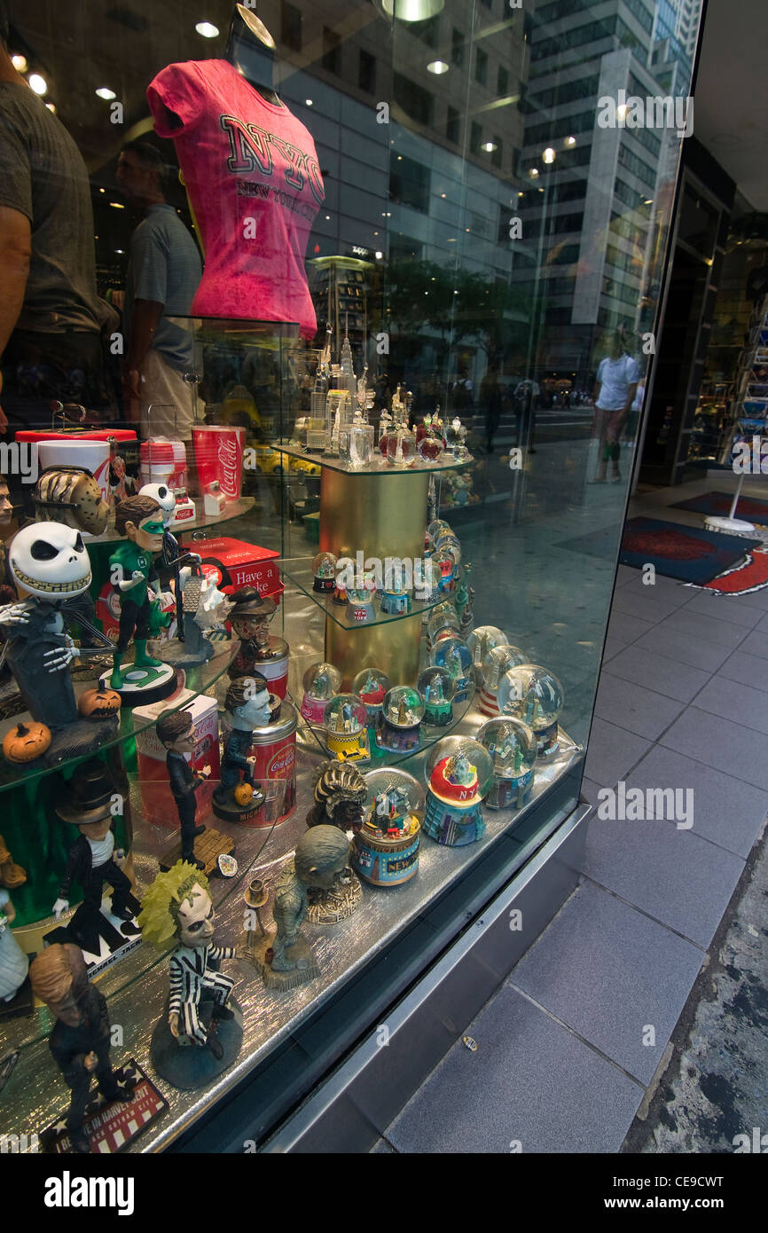 Souvenir store window hi-res stock photography and images - Alamy