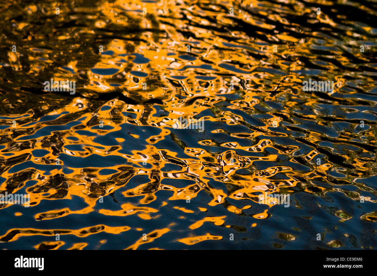London canal water reflections hi-res stock photography and images - Alamy