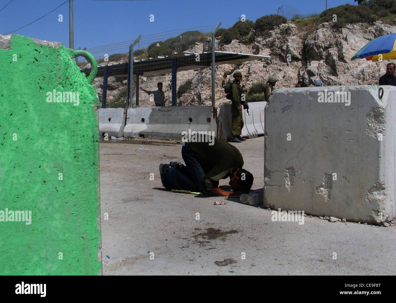 Muslim soldiers praying hi-res stock photography and images - Alamy