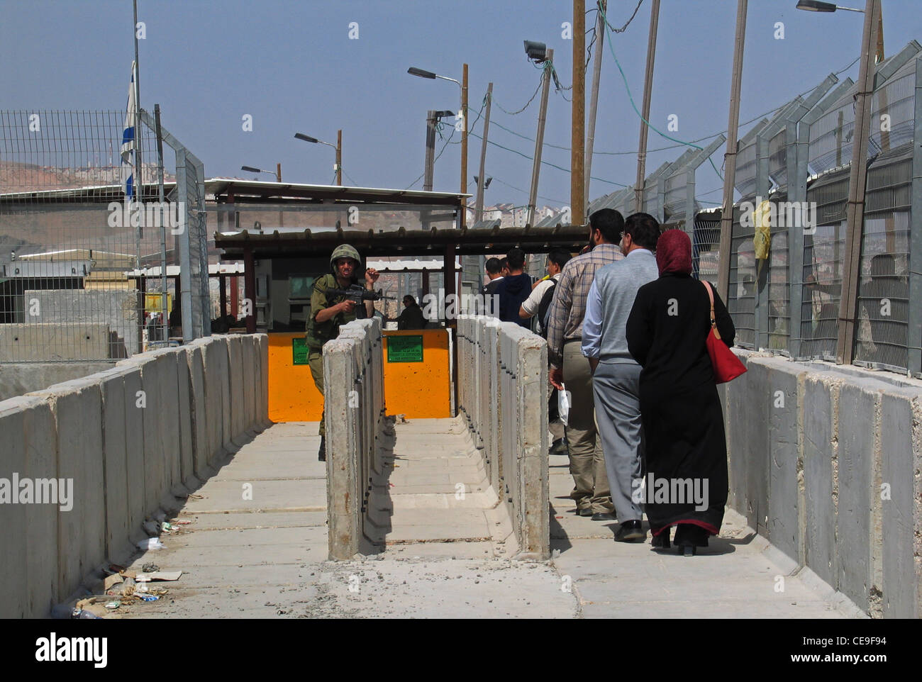 Palestinians pass through Israeli army checkpoint in Kalandia passage ...