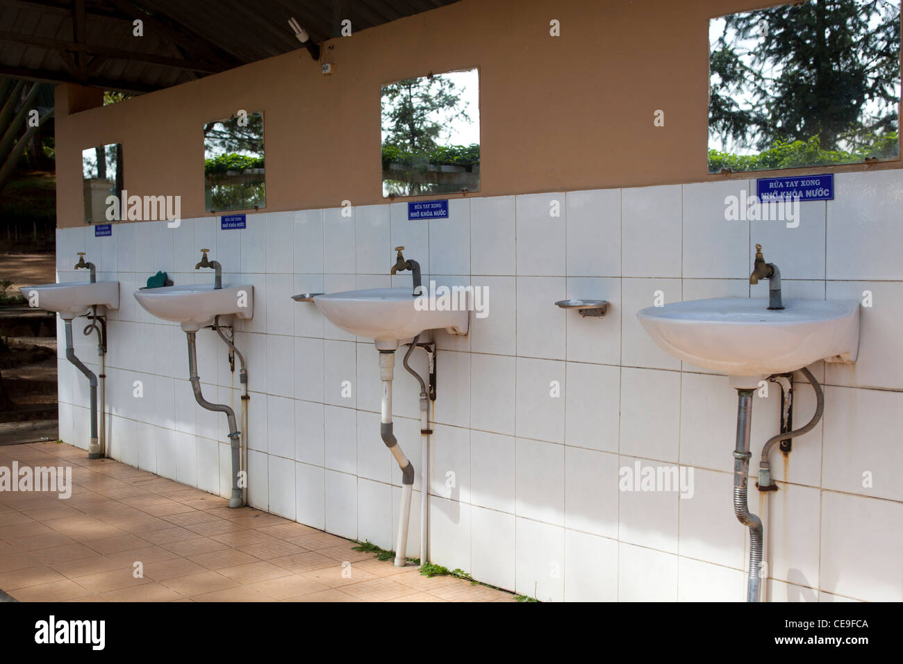 Wash basins hi-res stock photography and images - Alamy