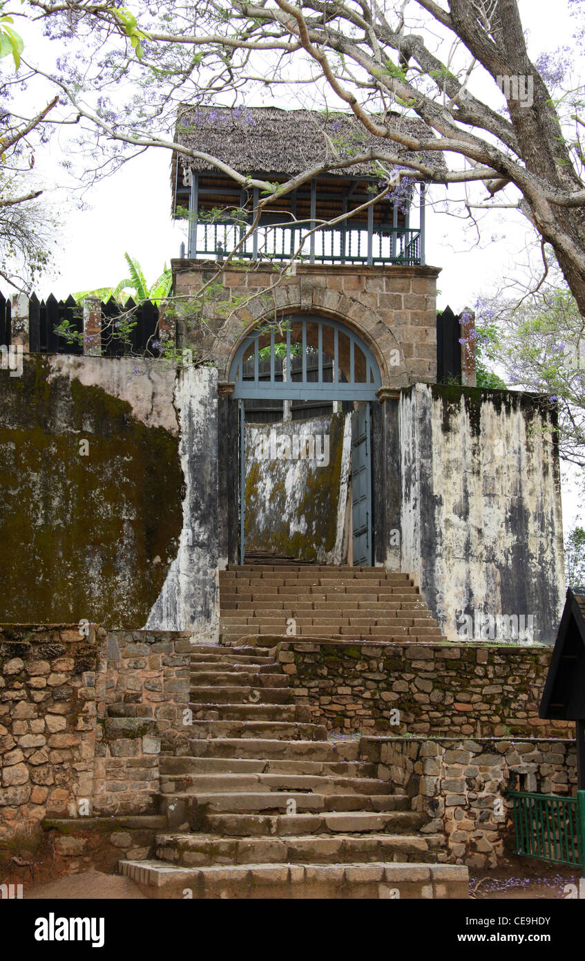 Entrance gate queens palace hi-res stock photography and images - Alamy