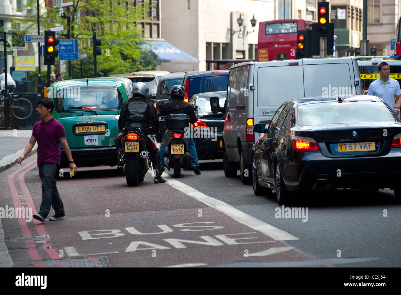 London taxi rear view hi-res stock photography and images - Alamy
