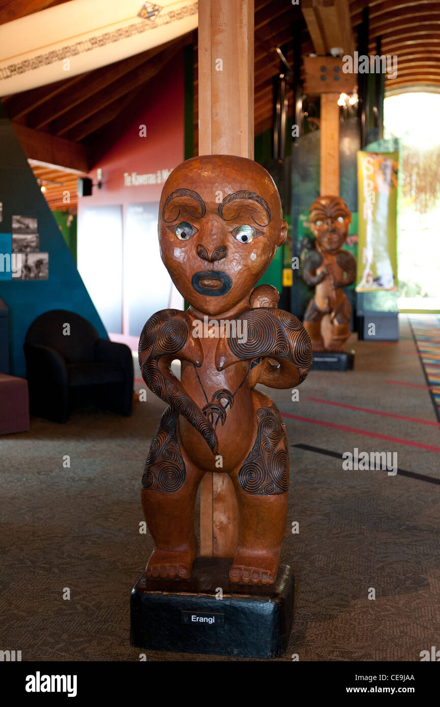 Maori caving at the Arataki Visitor Centre, Waitakere Ranges Regional ...
