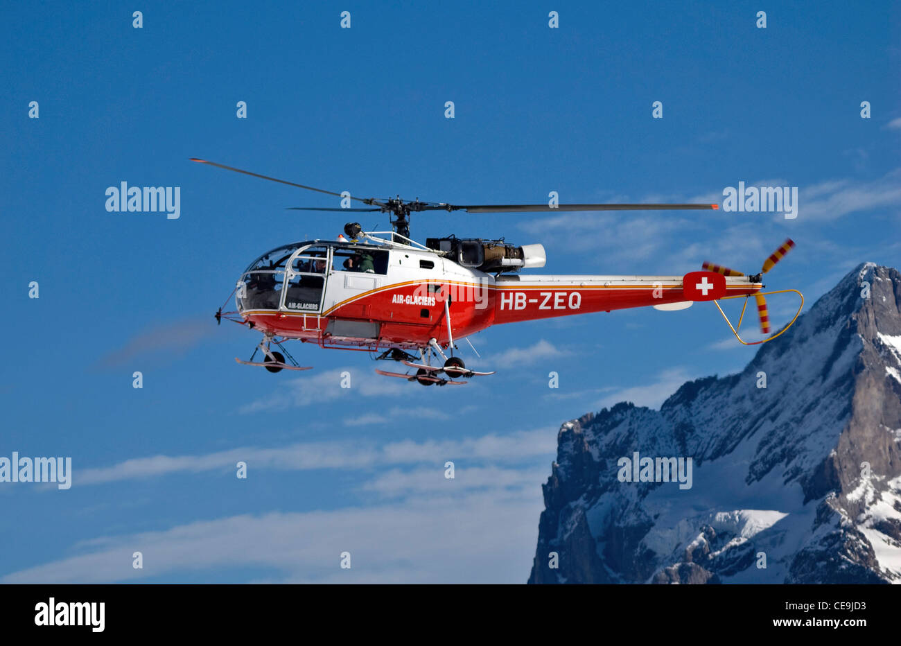Helicopters flying hi-res stock photography and images - Alamy