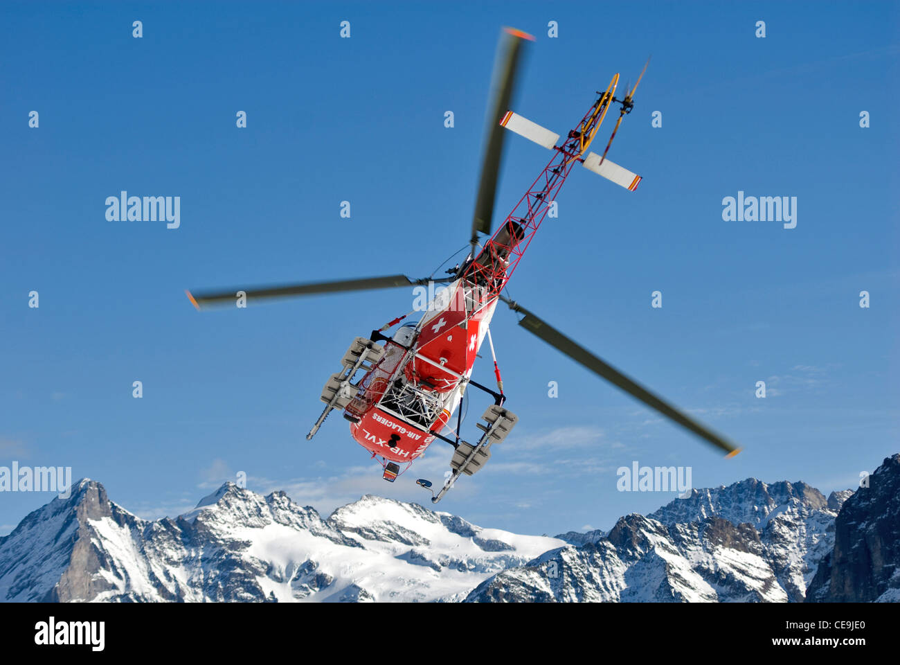 Helicopters flying hi-res stock photography and images - Alamy