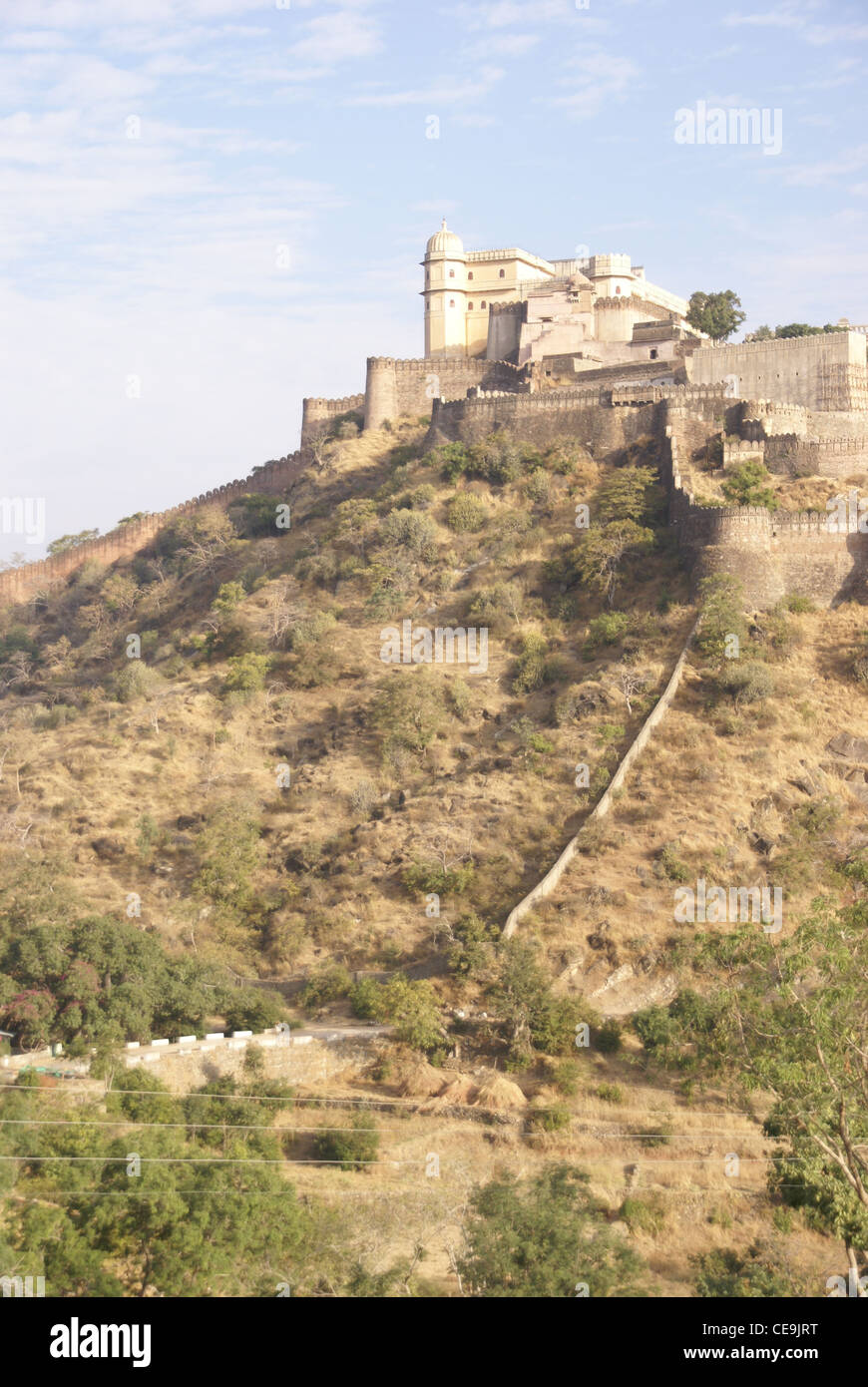 Castle and fortified walls of Kumbhalgarh Fort in Rajasthan, India ...