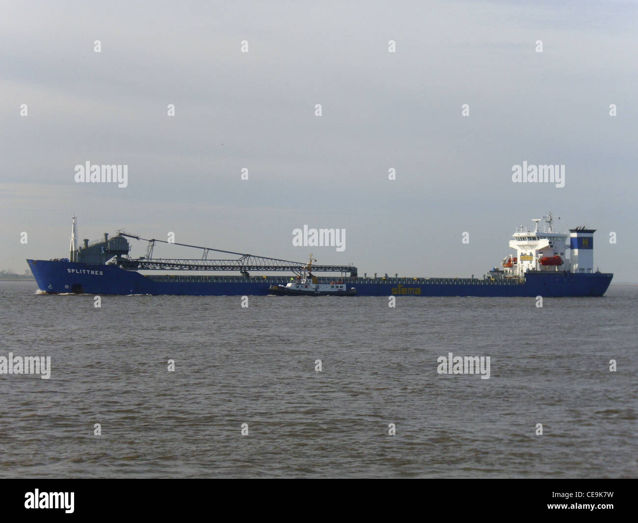 The self-unloading bulk carrier 'Splittnes' is docked at a port ...