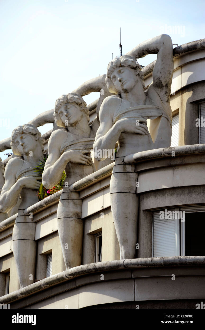Statues in front building hi-res stock photography and images - Alamy