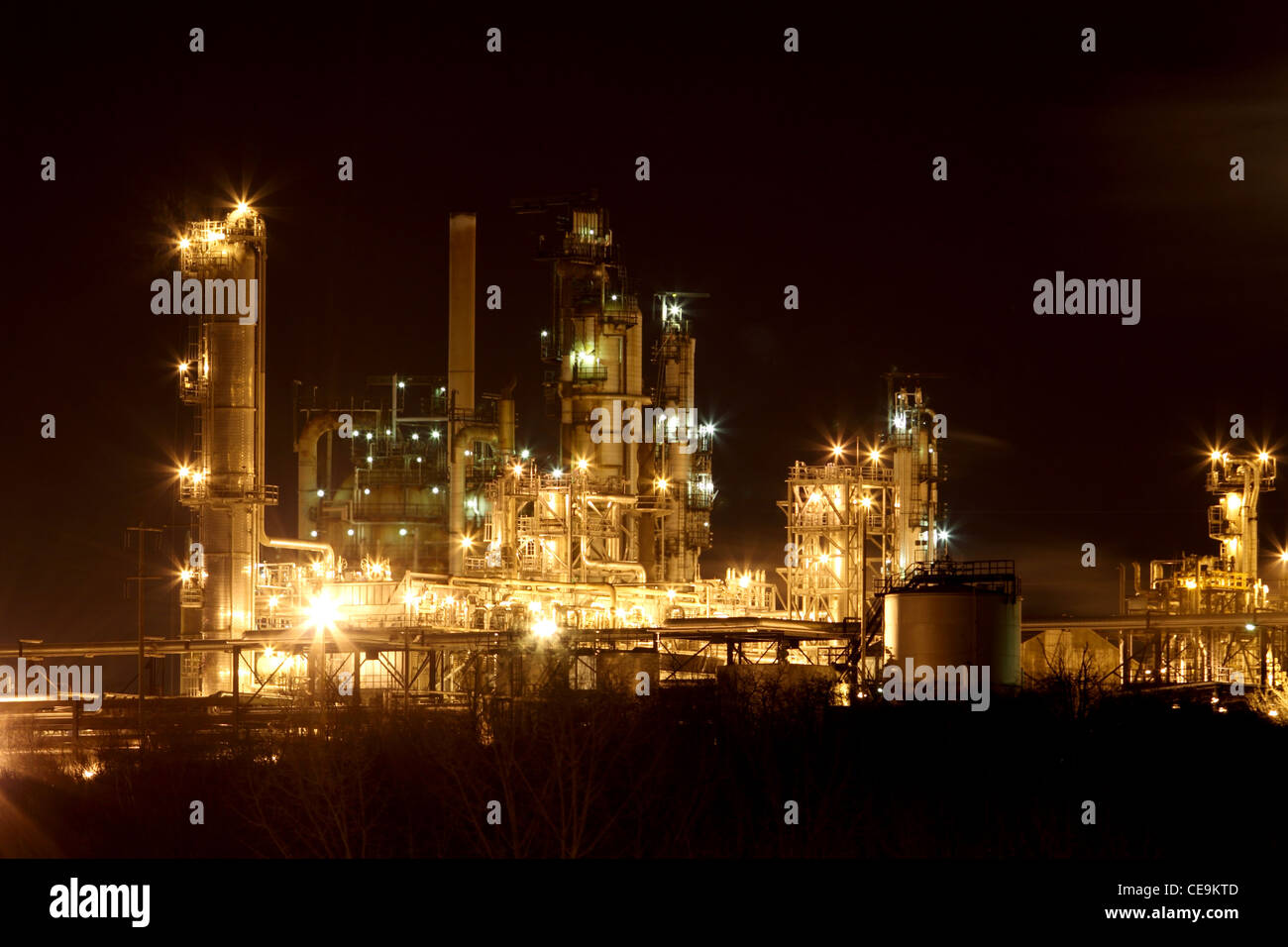 A view of an oil refinery at night Stock Photo - Alamy