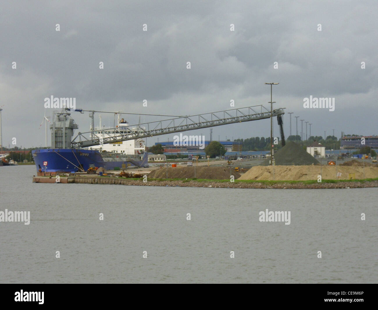 The bulk carrier 'Stones' is unloading building materials at the port ...