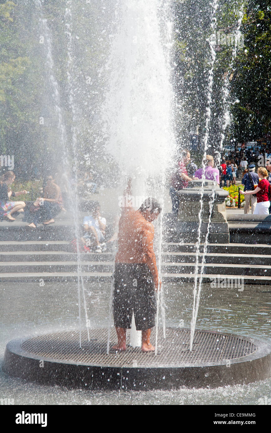 People playing in fountain hi-res stock photography and images - Alamy