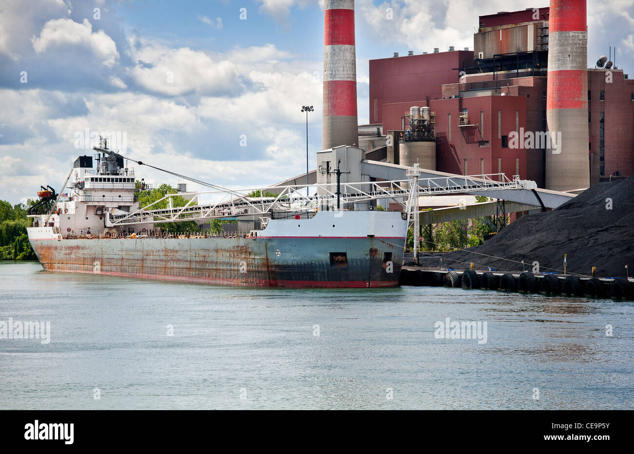 Coal ship hi-res stock photography and images - Alamy