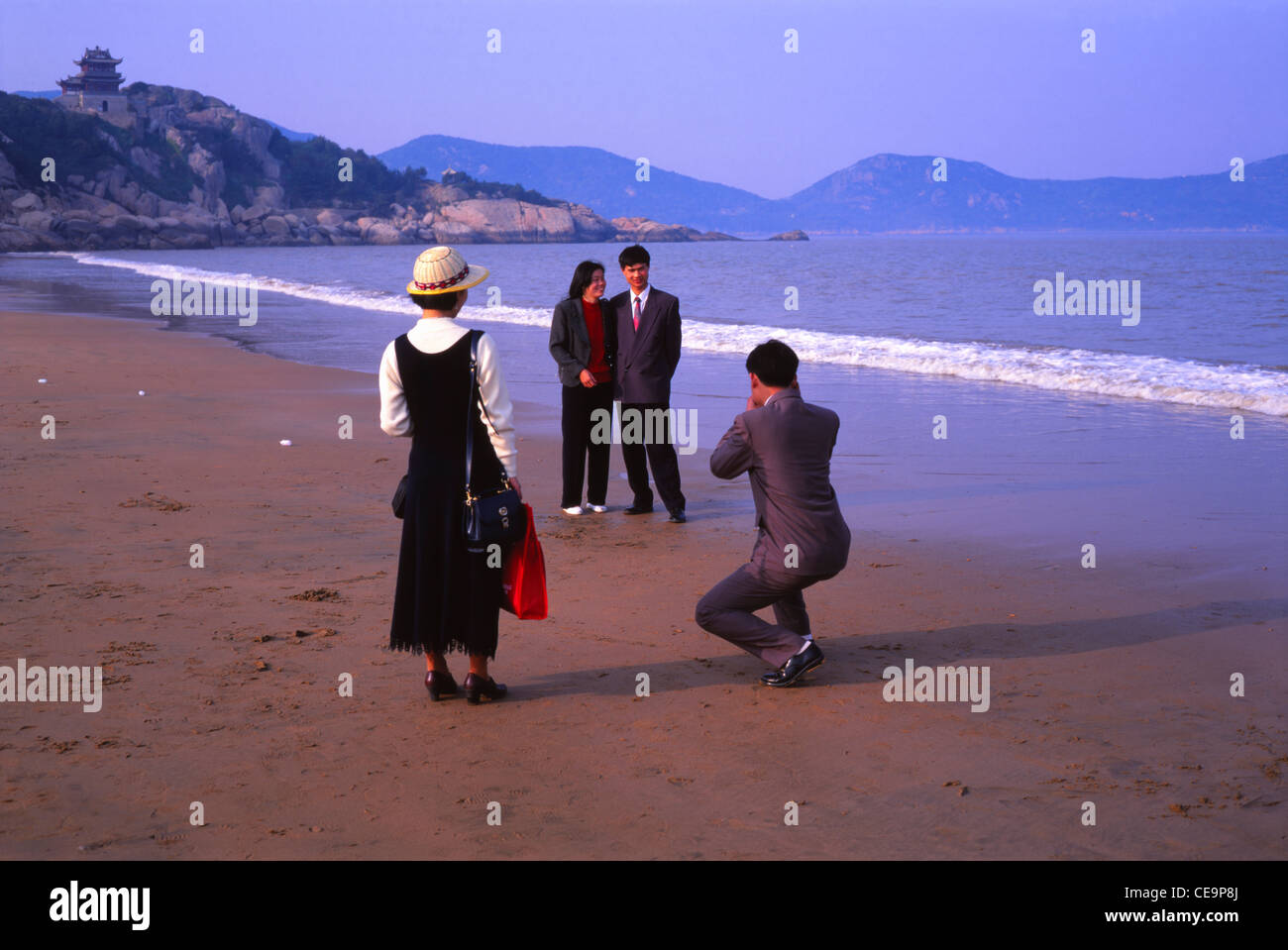 Chinese tourists posing for photographs hi-res stock photography and ...