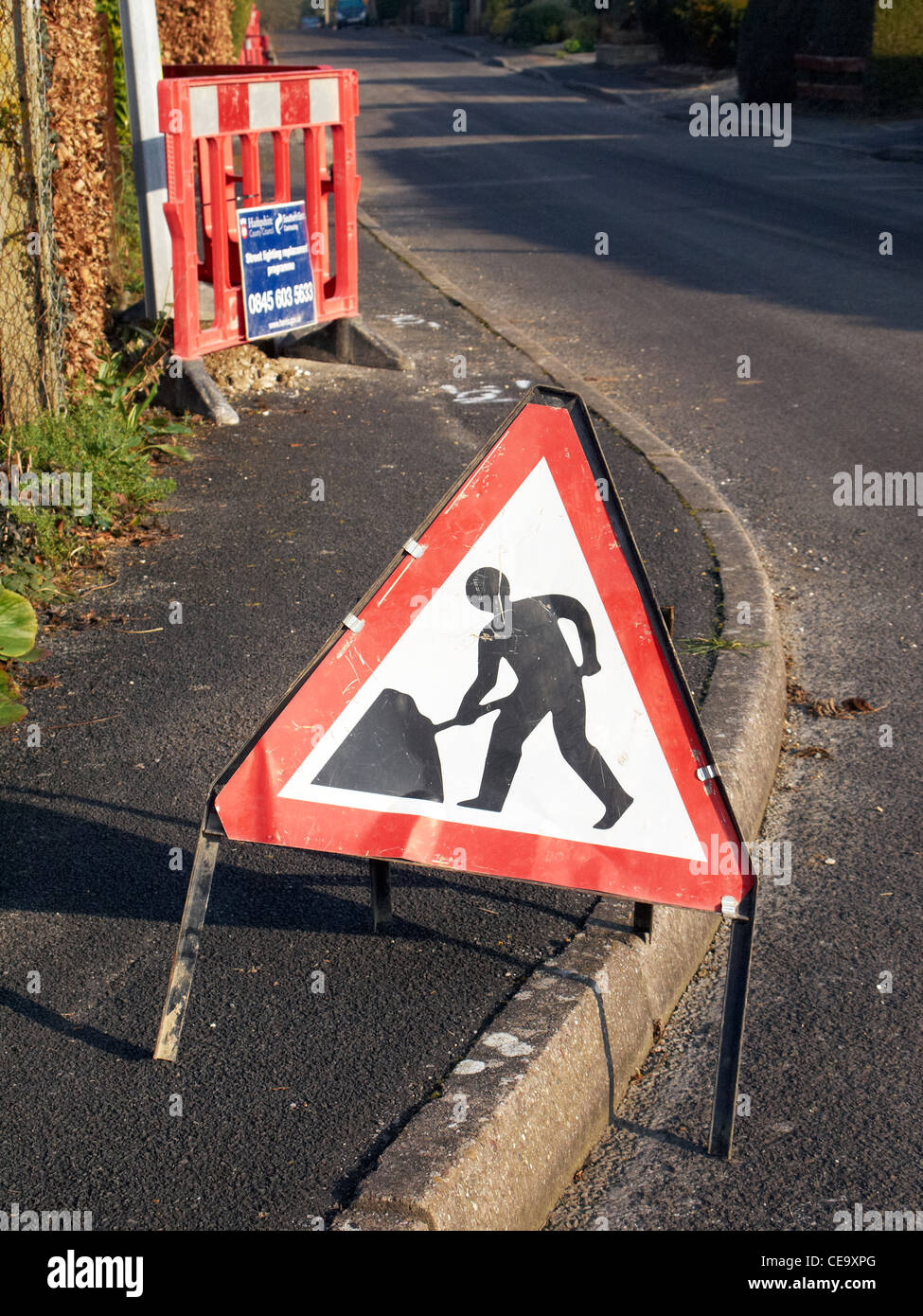 Men work road sign roadworks hi-res stock photography and images - Alamy