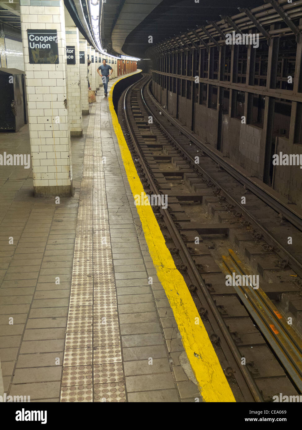 subway train platform Stock Photo - Alamy