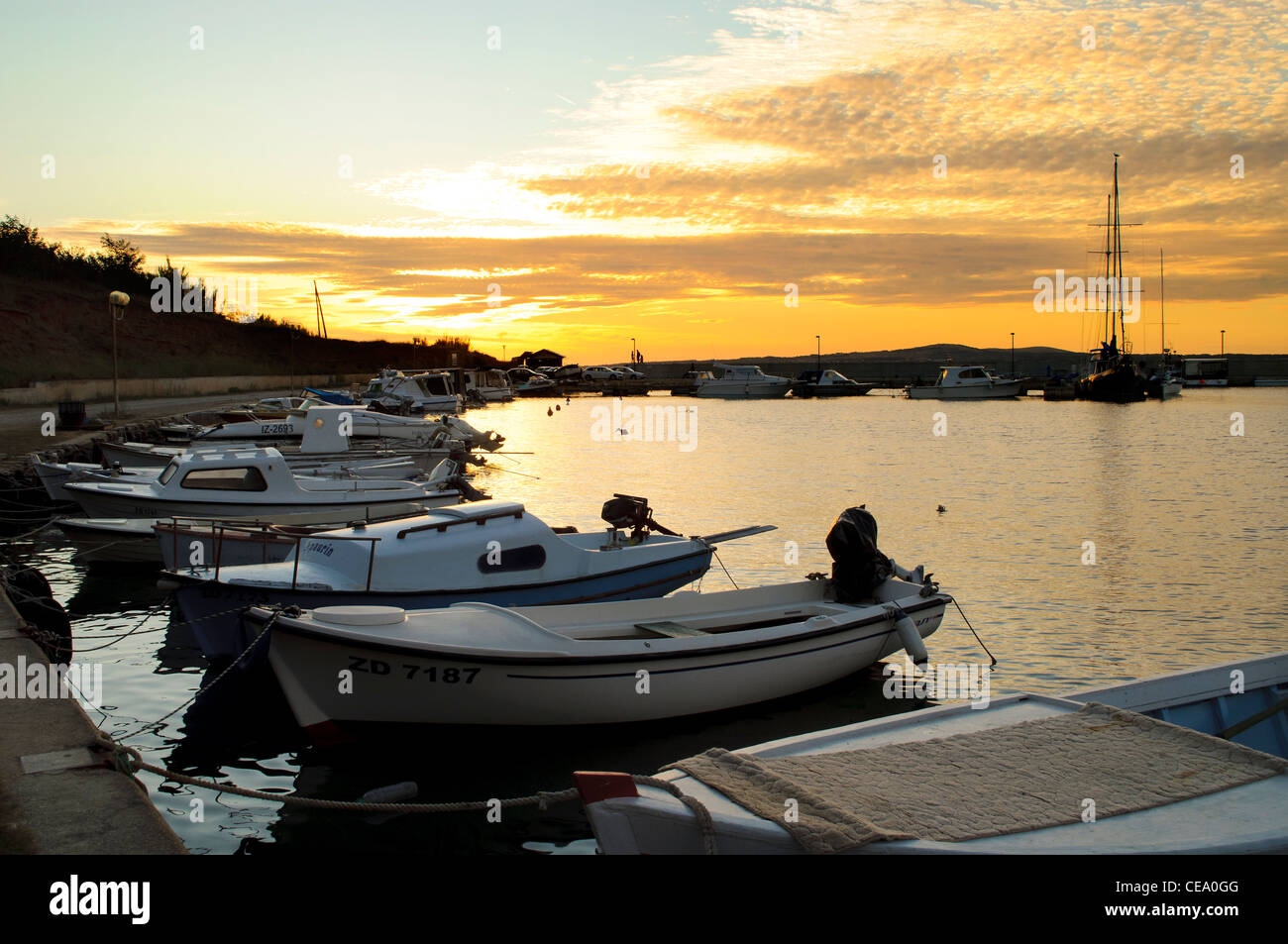 Seaside harbor setting hi-res stock photography and images - Alamy