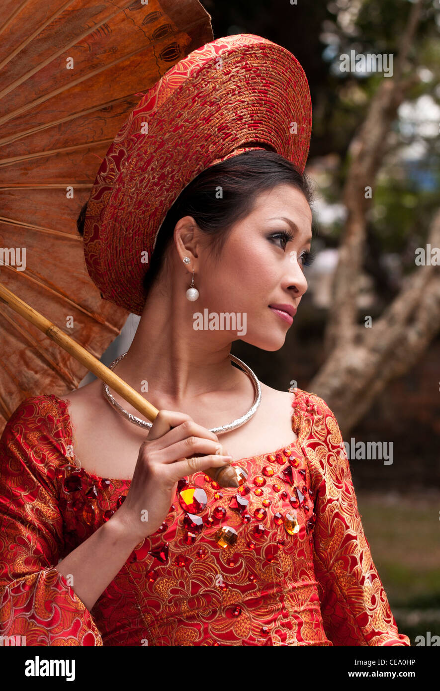 Vietnamese bride in traditional red dress, Hanoi, Vietnam Stock Photo - Alamy