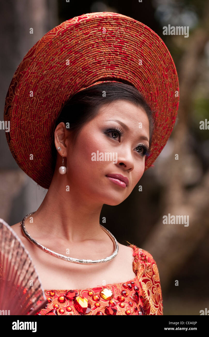 Vietnamese bride in traditional red dress, Hanoi, Vietnam Stock Photo ...