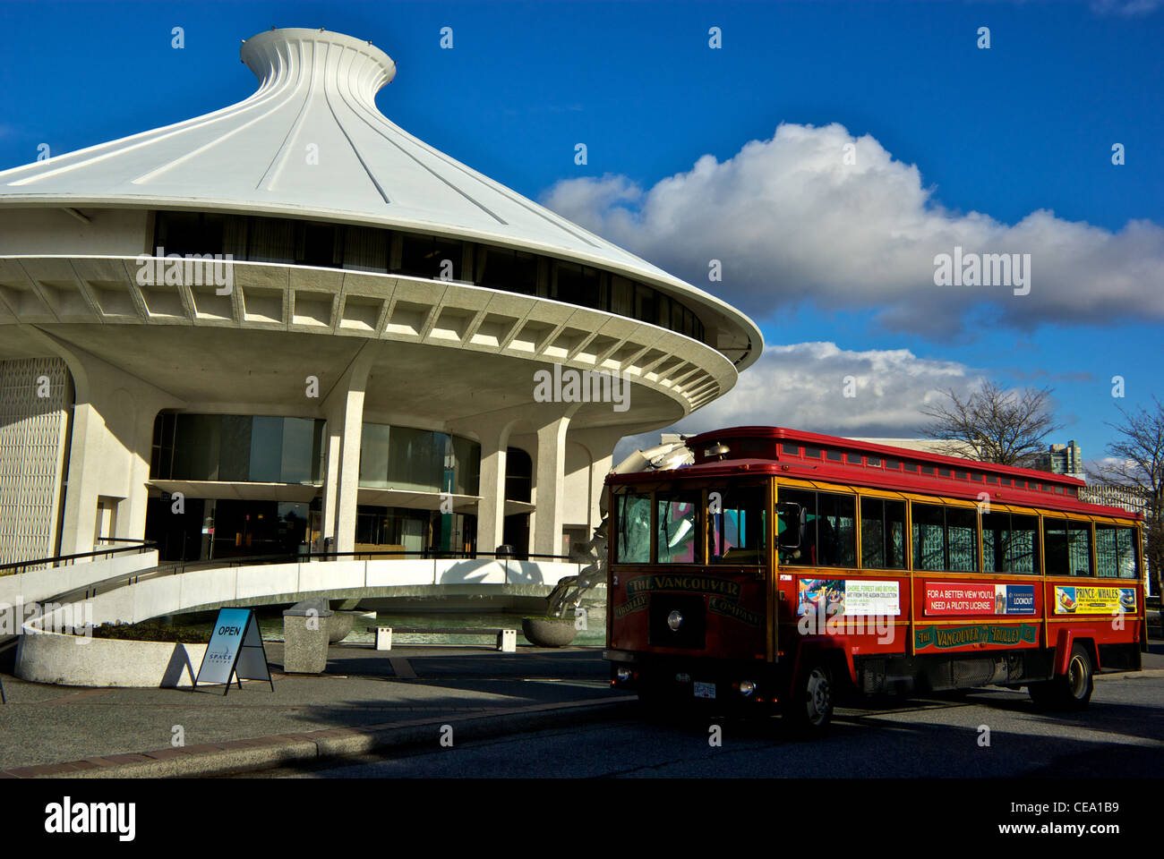 Canada sightseeing trolley bus hi-res stock photography and images - Alamy