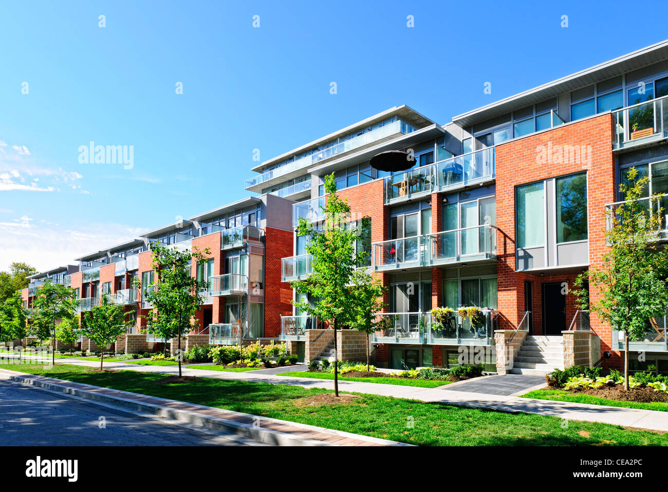 Row house living street hi-res stock photography and images - Alamy