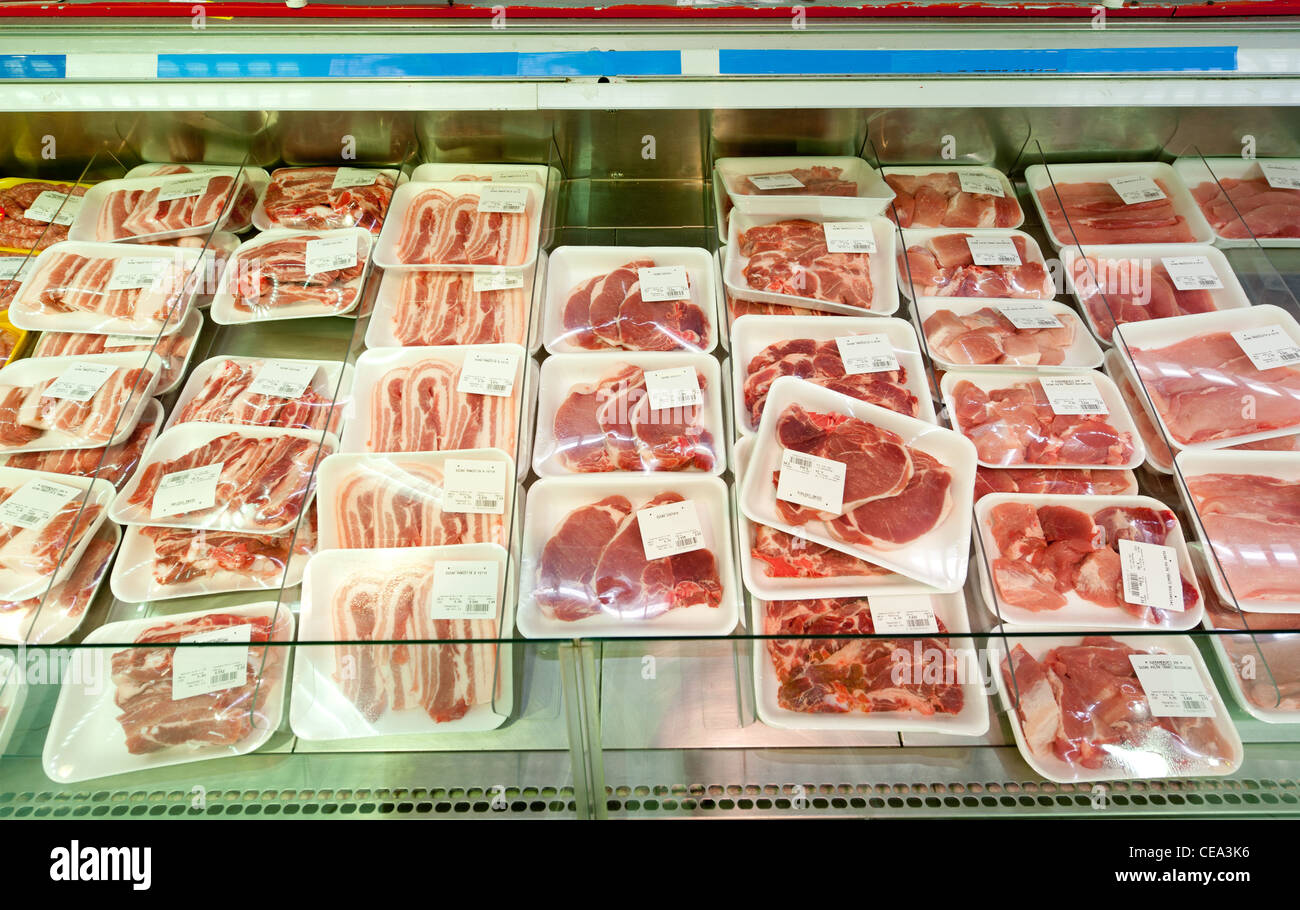 Exposition of fresh meat trays in a supermarket Stock Photo - Alamy
