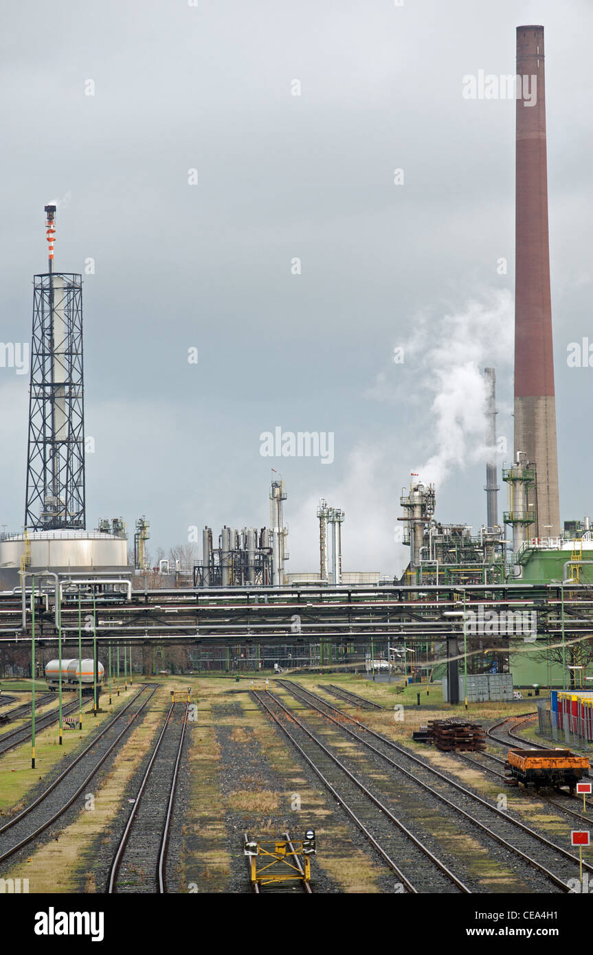 Royal dutch shell refinery hi-res stock photography and images - Alamy