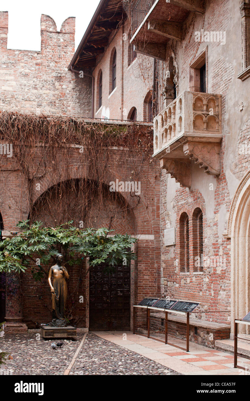 Romeo & Juliet's balcony & house. Verona, Italy Stock Photo - Alamy
