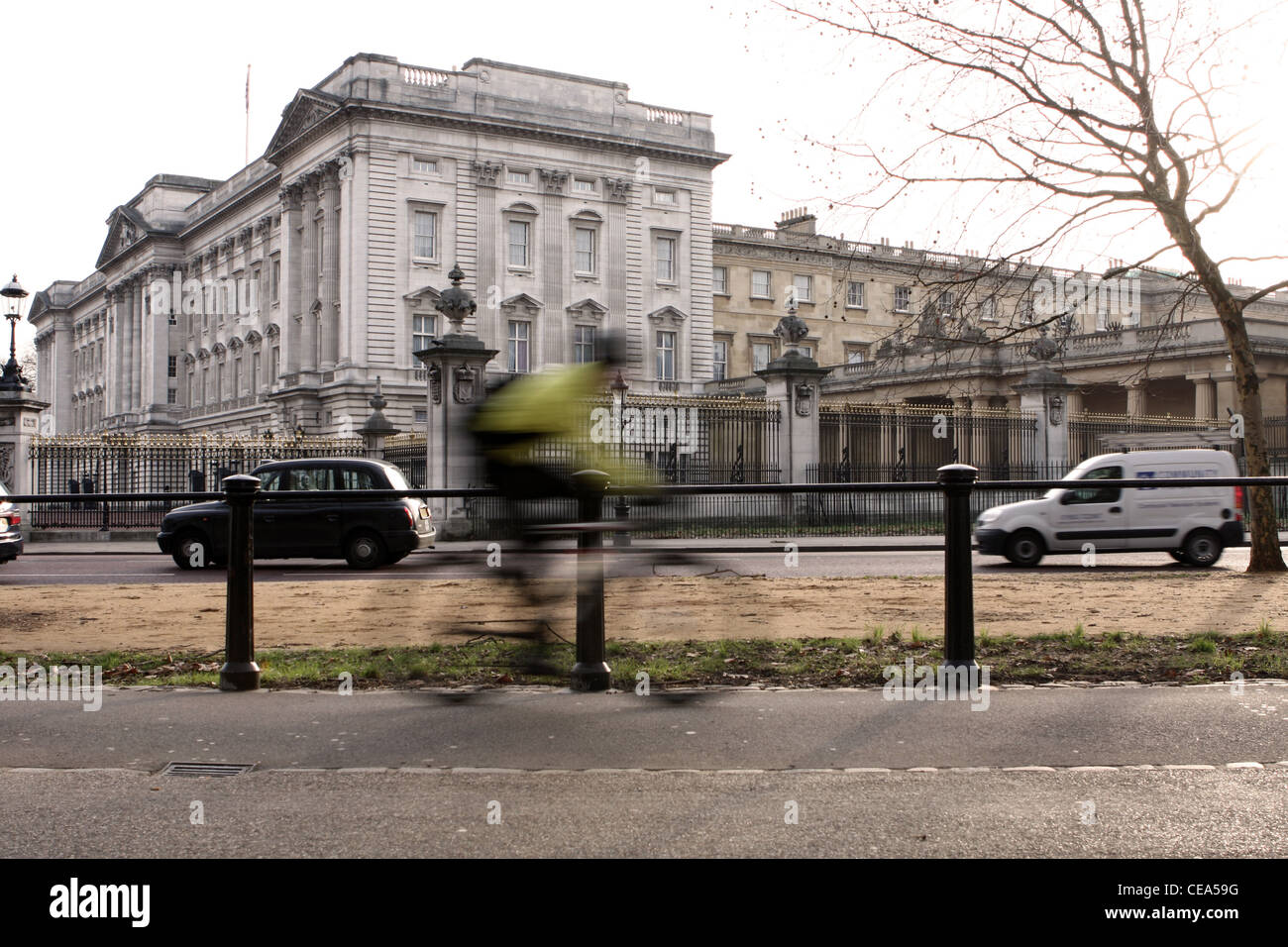 Side front view buckingham palace hi-res stock photography and images ...
